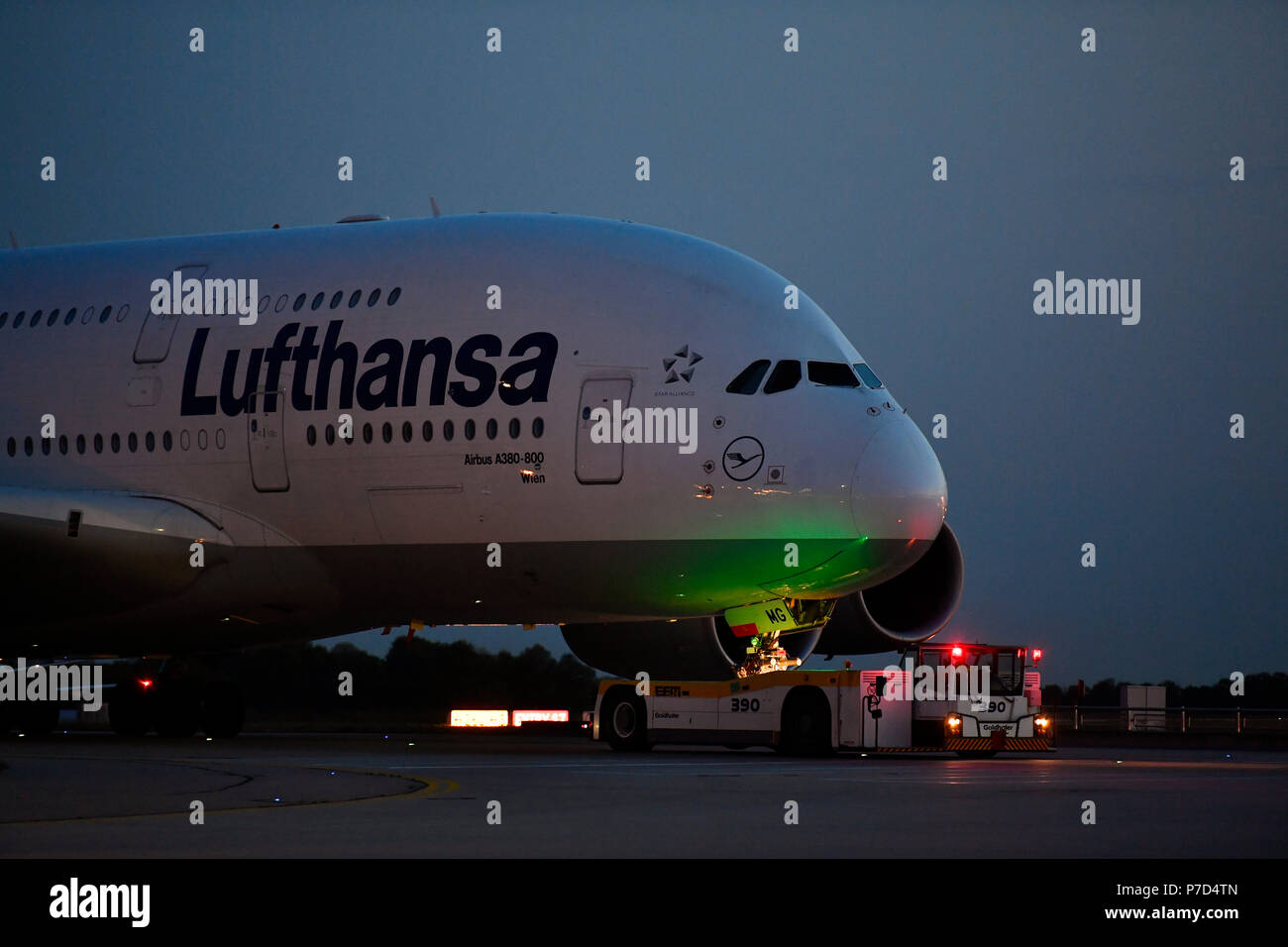 Airbus a380 night hi-res stock photography and images - Alamy