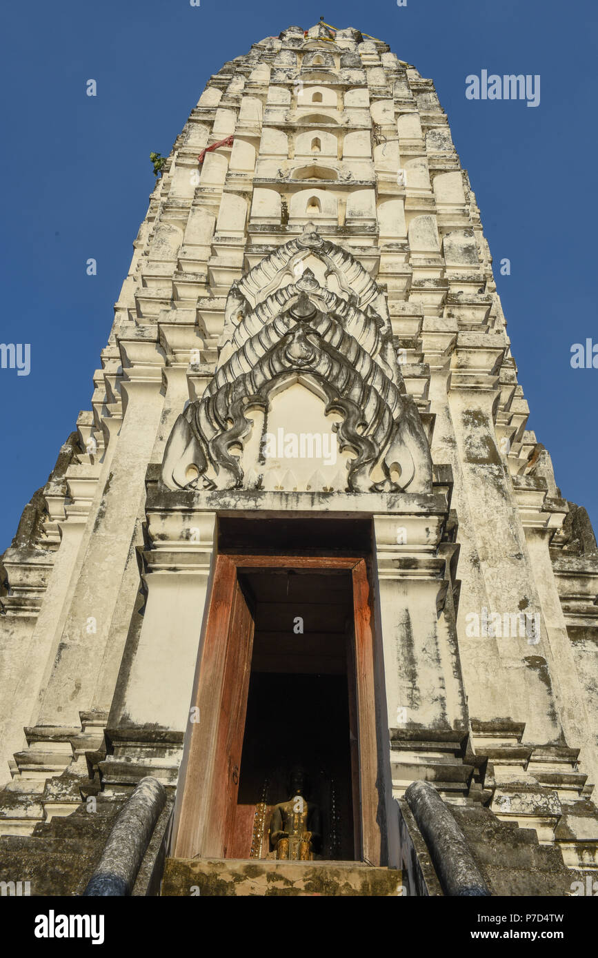 Wat Phanan Choeng temple in Ayutthaya on Thailand Stock Photo - Alamy