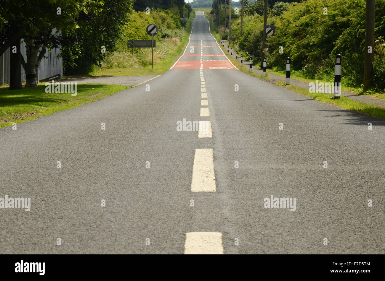 Long straight country road hi-res stock photography and images - Alamy