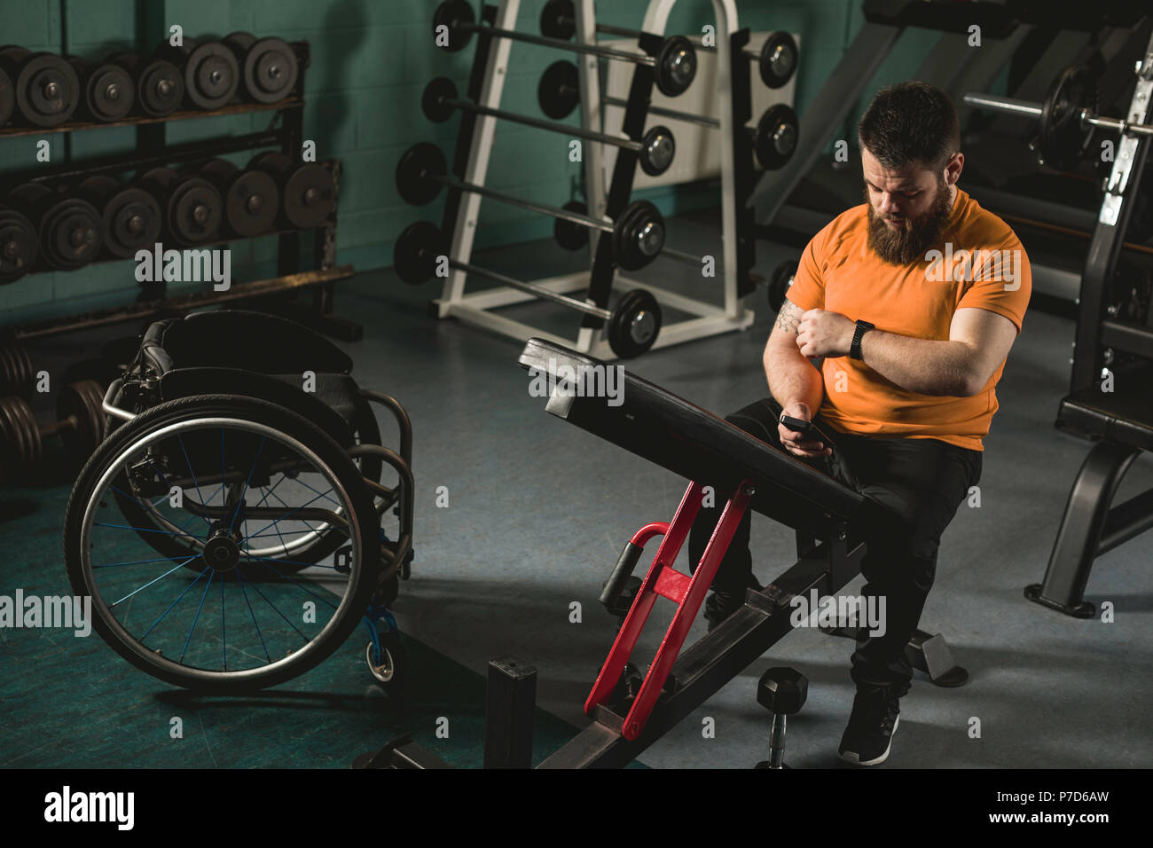 Dumbbell bench press hi-res stock photography and images - Alamy