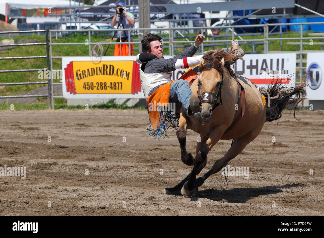 Saddle bronc riding hi-res stock photography and images - Alamy