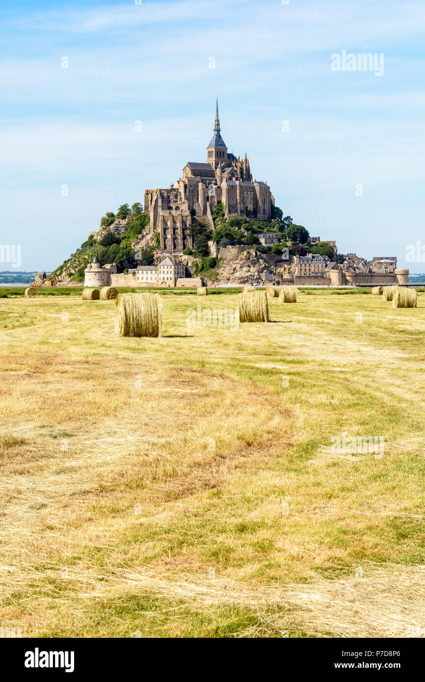 Straw island hi-res stock photography and images - Alamy