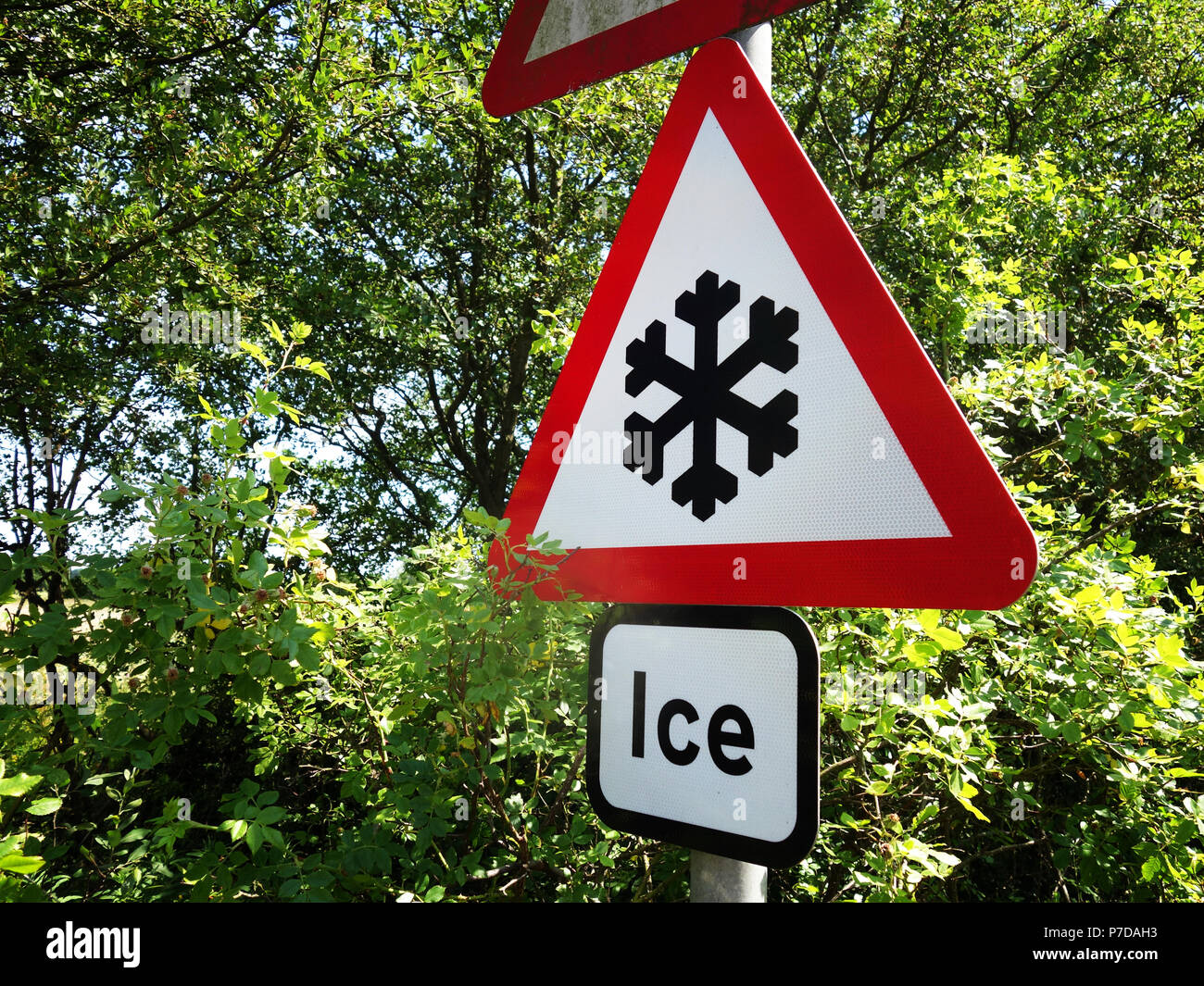 Pole mounted road sign hi-res stock photography and images - Alamy
