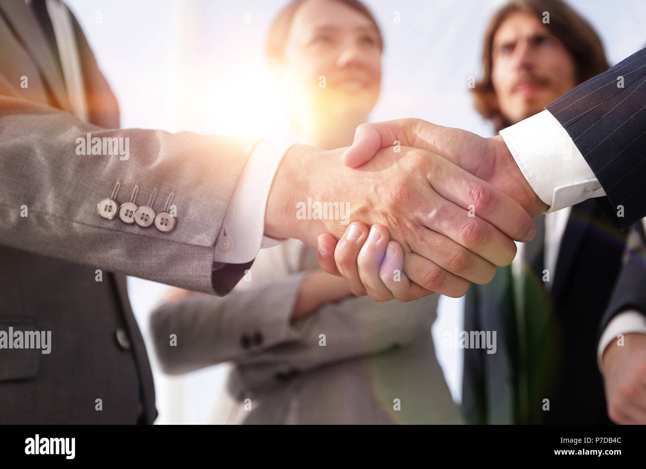 welcome and handshake business people Stock Photo - Alamy