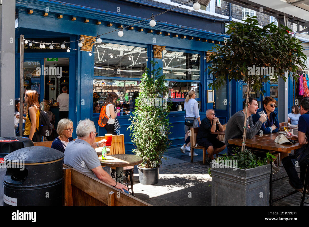 Coach and horses pubs hi-res stock photography and images - Alamy
