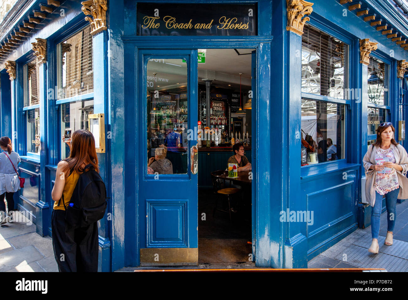 Coach and horses pubs hi-res stock photography and images - Alamy