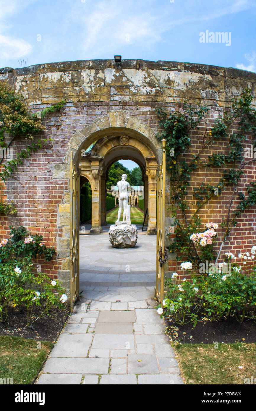 Hever castle italian garden hi-res stock photography and images - Alamy