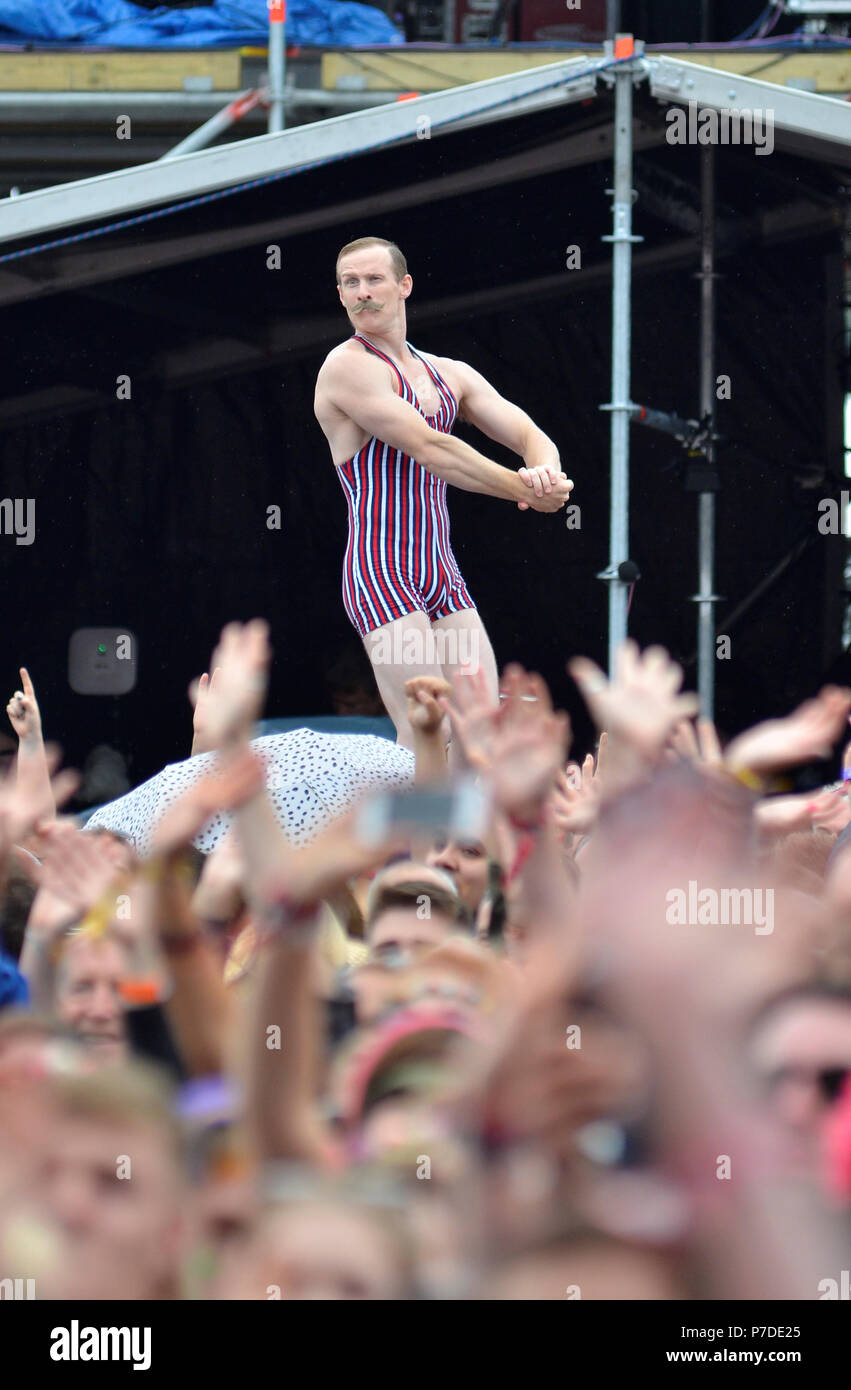 Waving at a crowd hi-res stock photography and images - Alamy