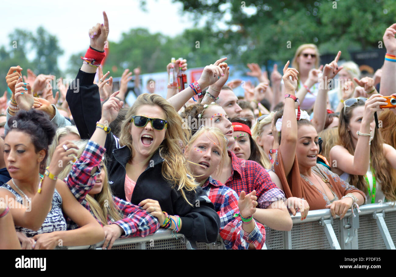 Crowd people cheering waving hi-res stock photography and images - Alamy