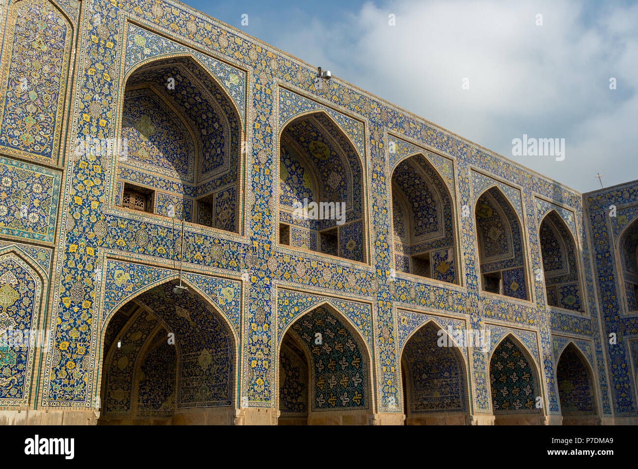 The stunning Sheikh Lotfollah Mosque's mosaic covered decorative arches ...