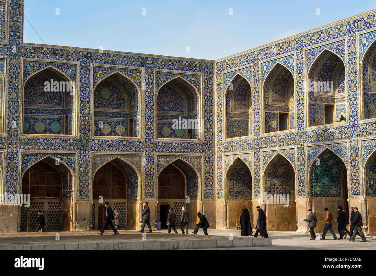 Worshippers orderly walk past the stunning Sheikh Lotfollah Mosque's ...