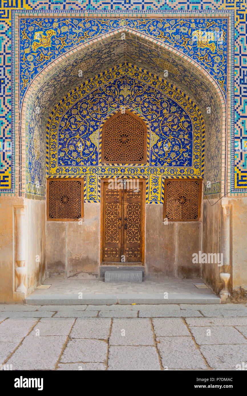 Islamic wooden door mosque hi-res stock photography and images - Alamy