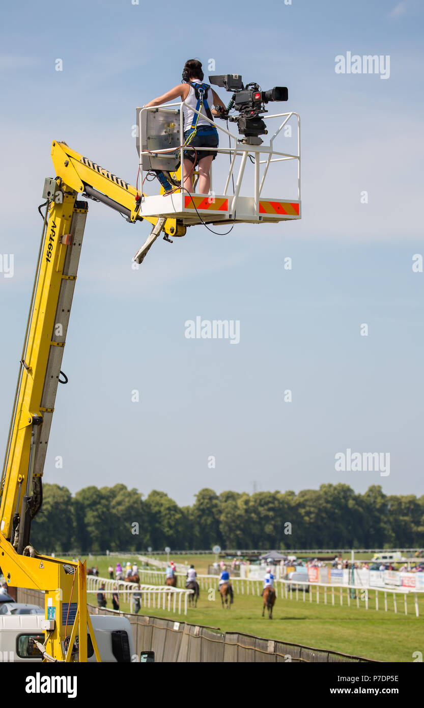 Cameraman on platform filming hi-res stock photography and images - Alamy