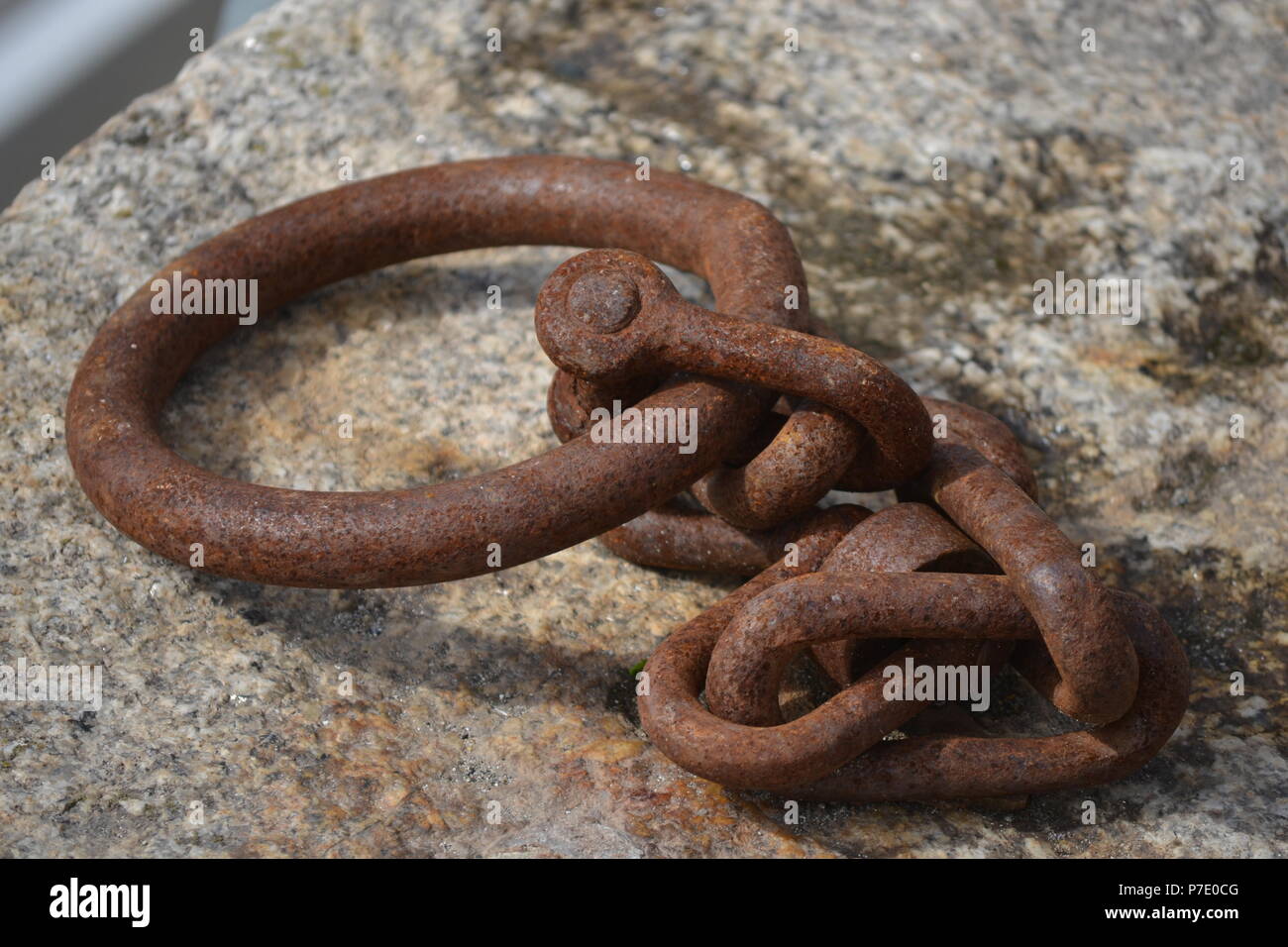 Rusty chain used to tie up boats on the quayside of a Cornish fishing village Stock Photo - Alamy