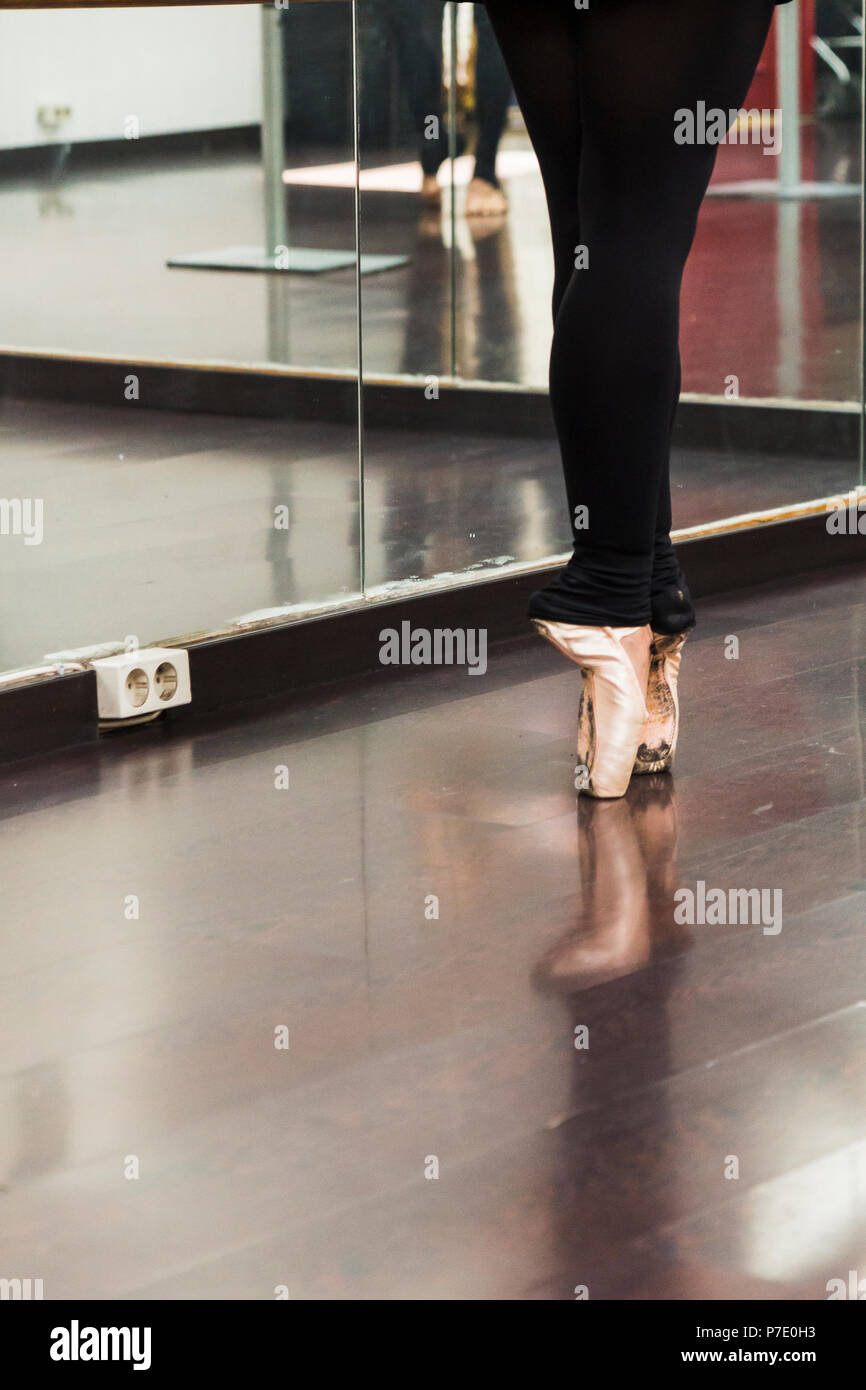 Dancing dance floor legs hi-res stock photography and images - Alamy