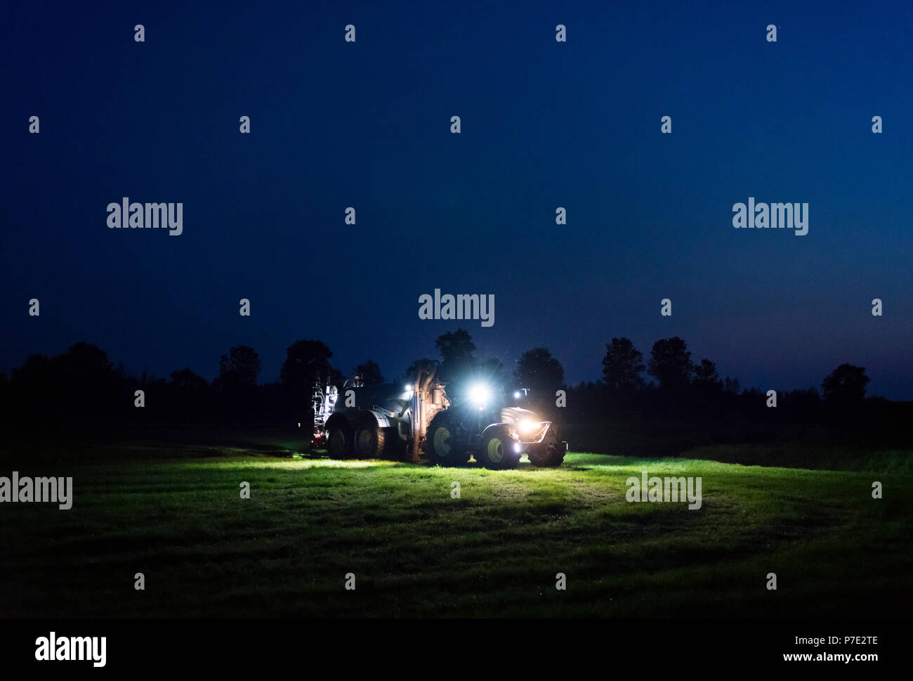 Working tractor hi-res stock photography and images - Alamy