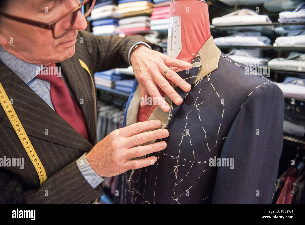 Tailor preparing bespoke suit jacket on tailors dummy Stock Photo - Alamy