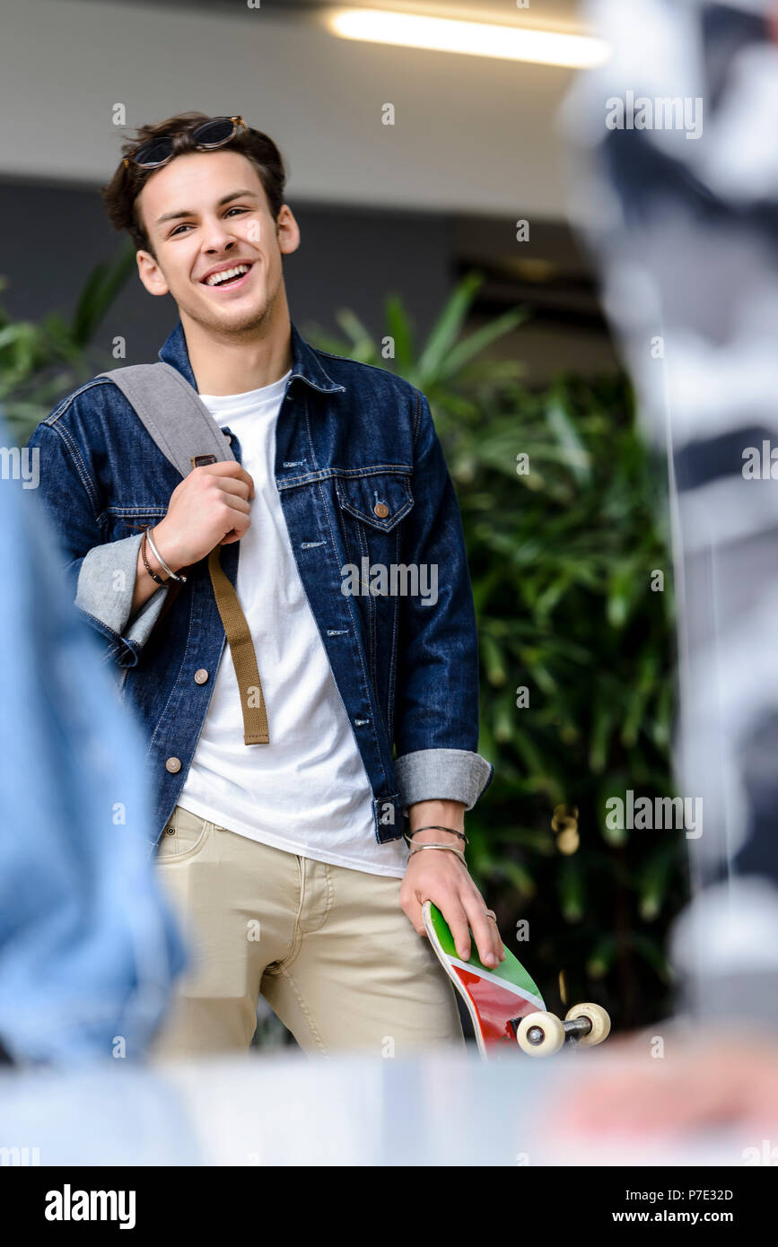 Student arriving at university hi-res stock photography and images - Alamy