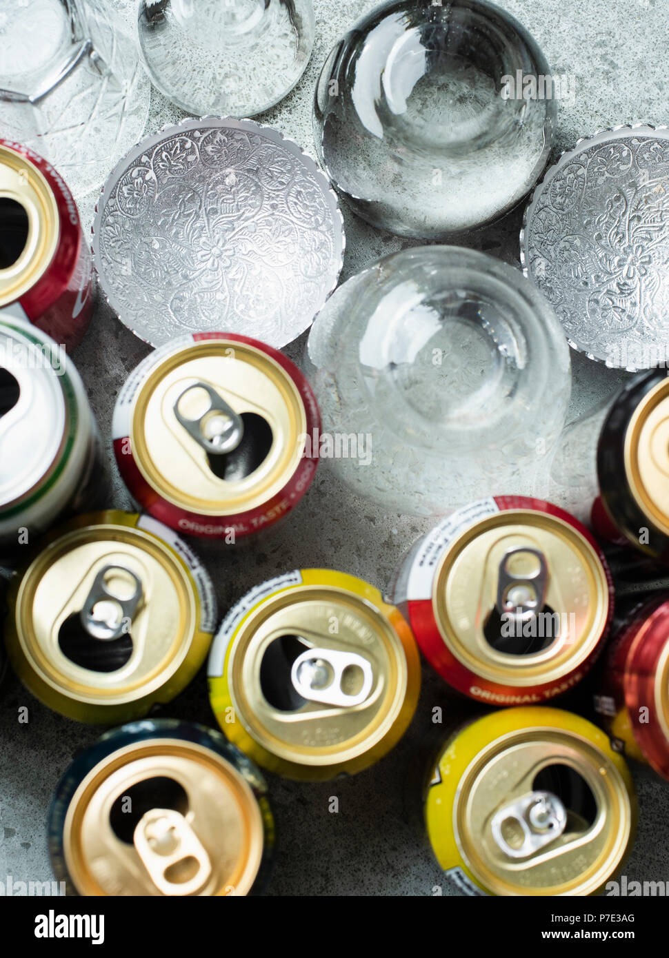 Open drinks cans and glasses hi-res stock photography and images - Alamy