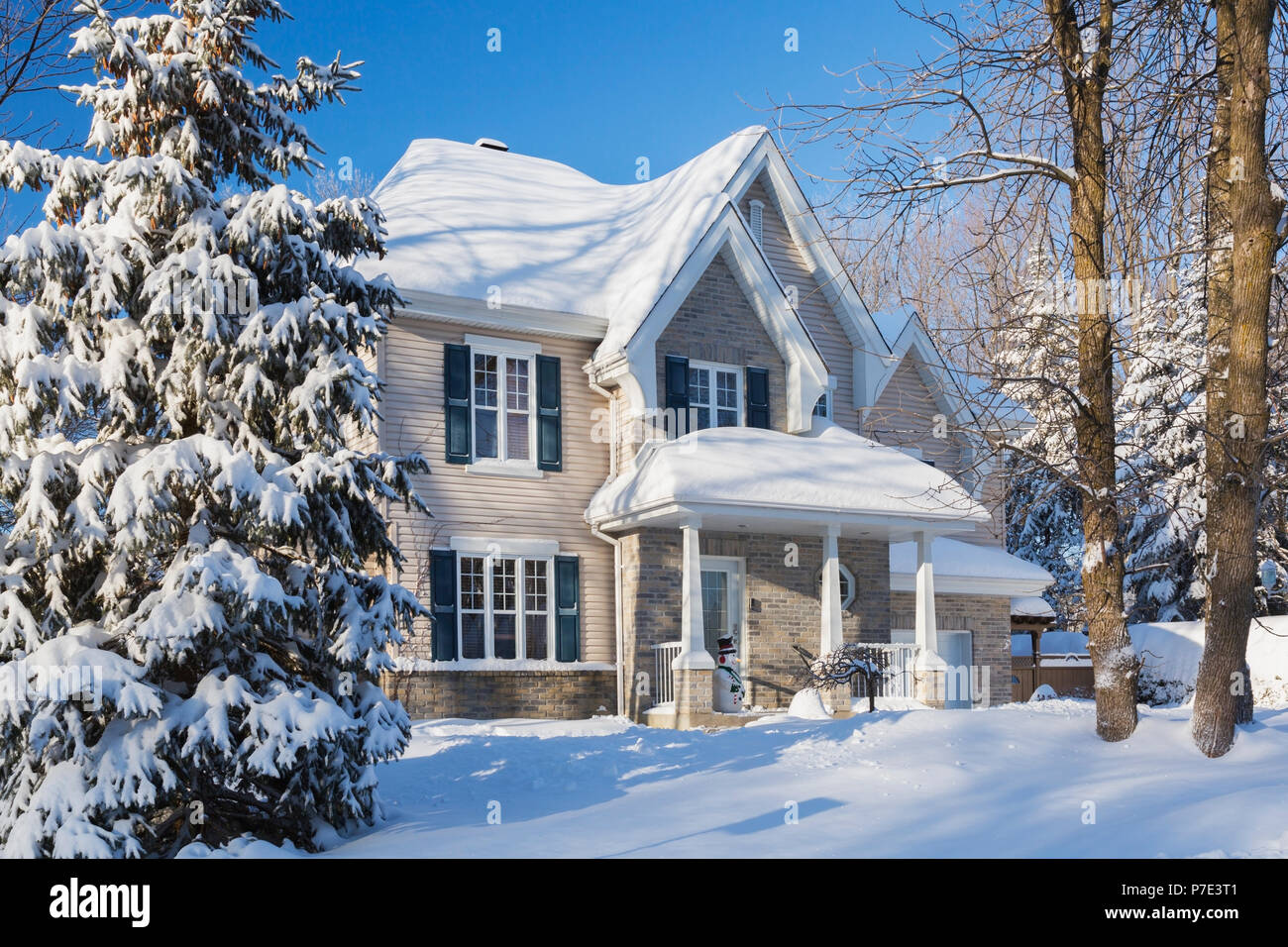 Covered house hi-res stock photography and images - Alamy