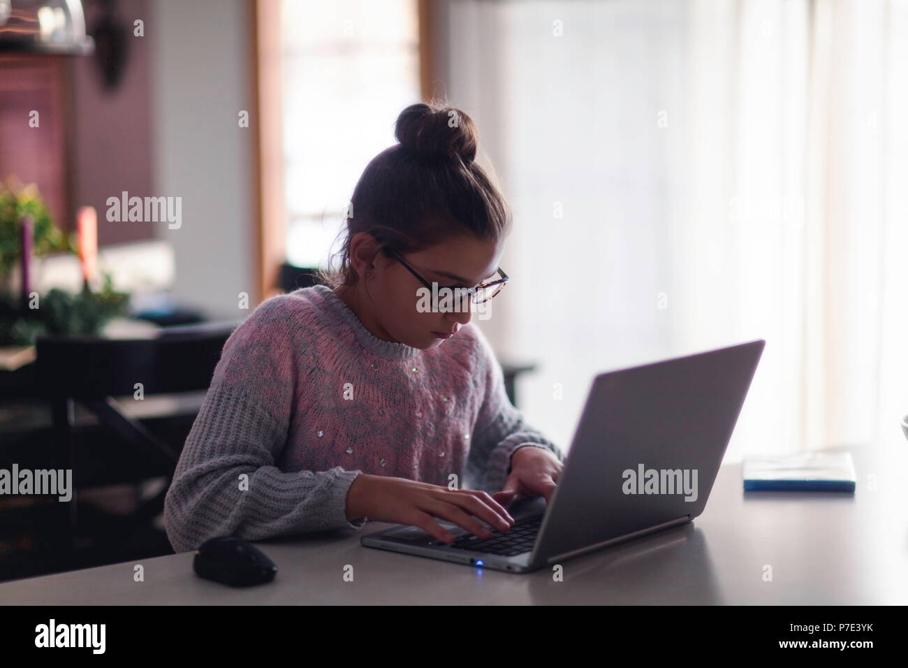 Girl with laptop hi-res stock photography and images - Alamy