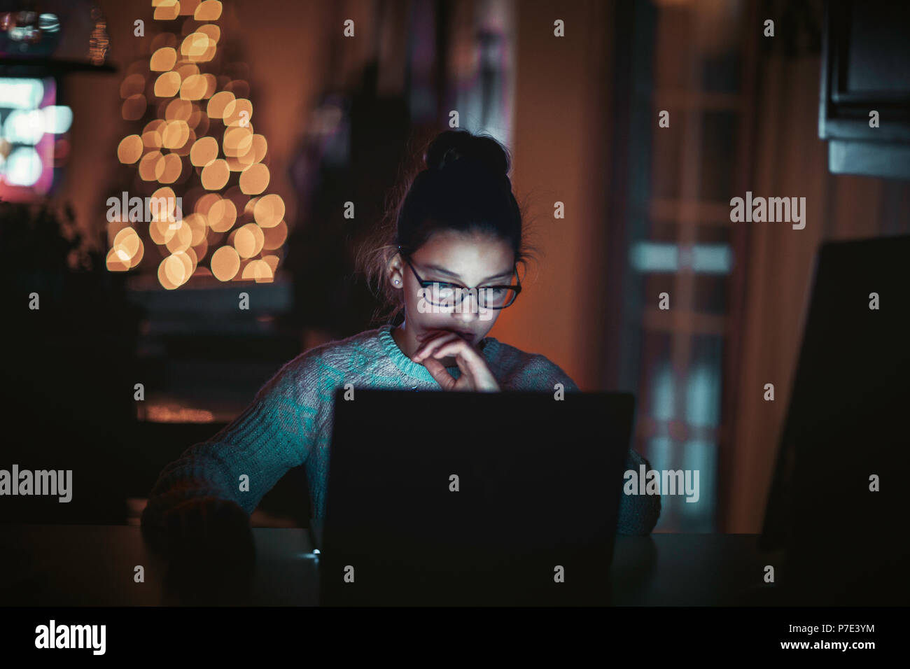 Girl with laptop hi-res stock photography and images - Alamy