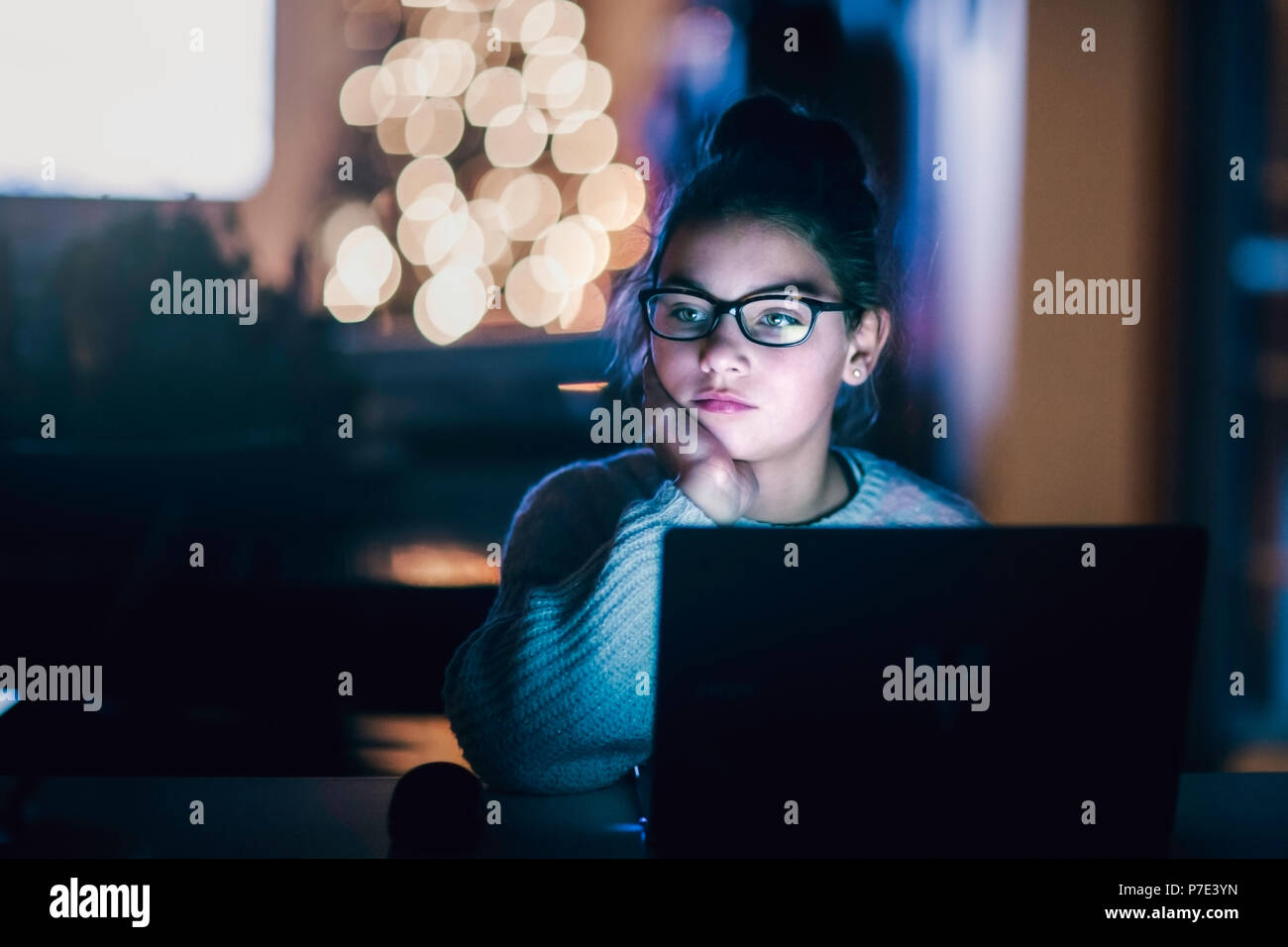 Girl in front computer hi-res stock photography and images - Alamy