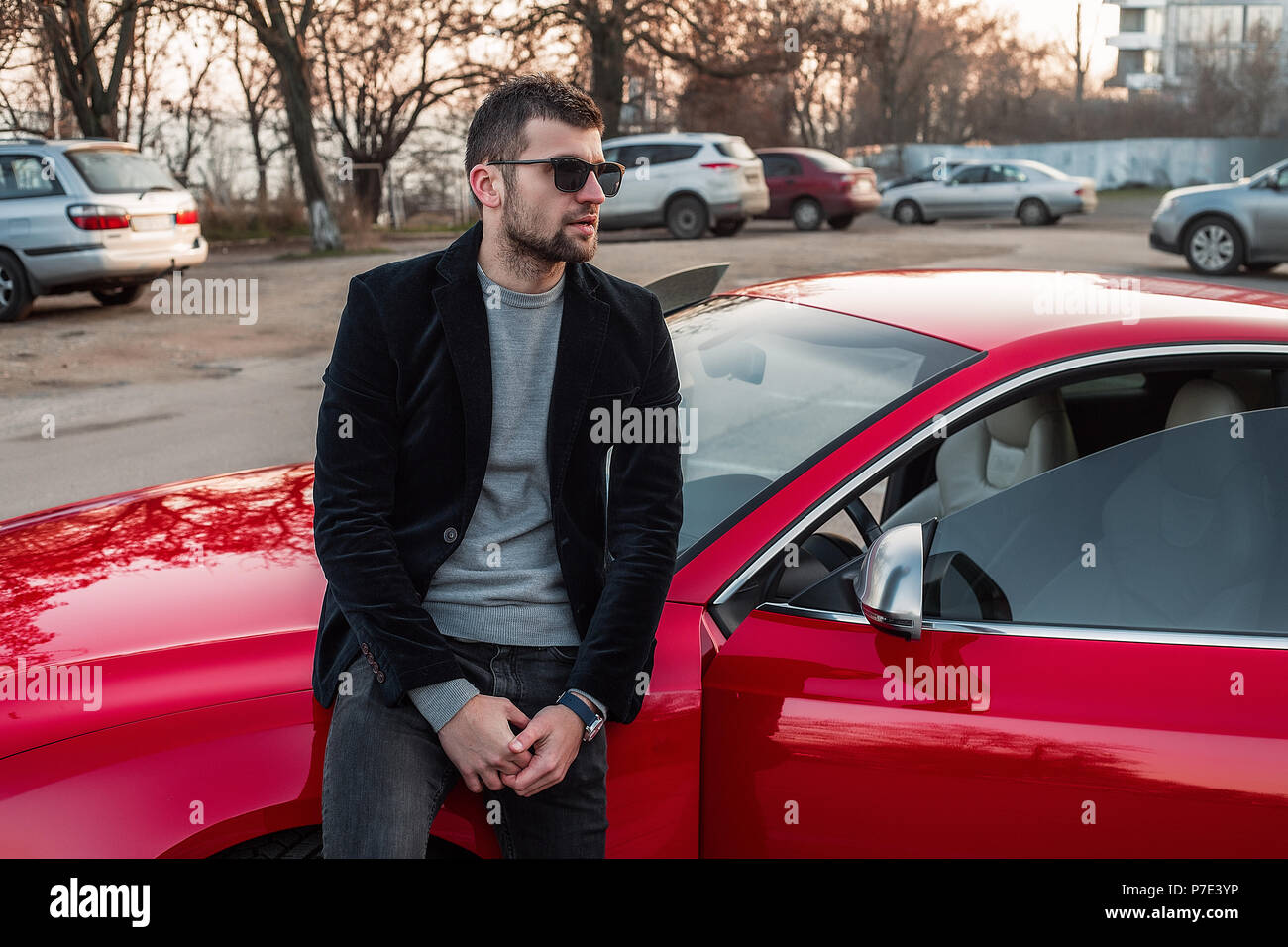 Man leaning against car, 30 years hi-res stock photography and images ...