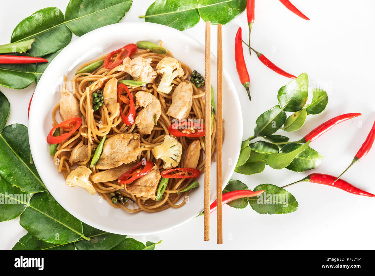 spicy asian wok stir fry spaghetti with chicken and thai spices Stock ...