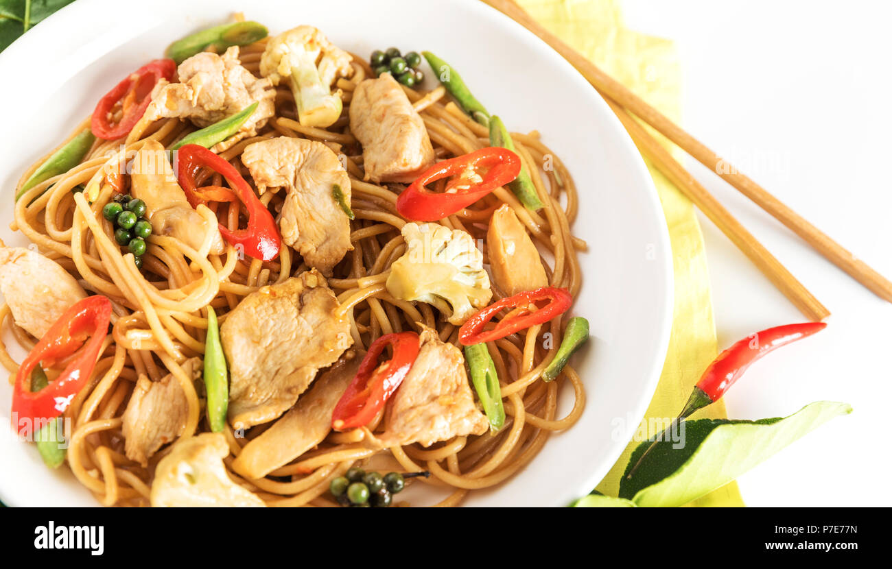 spicy asian wok stir fry spaghetti with chicken and thai spices Stock ...