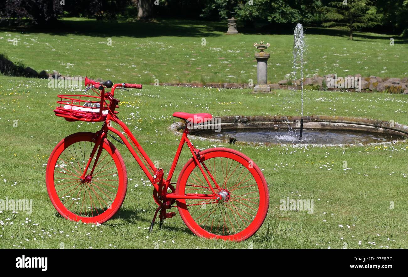 Old red bicycle horn hi-res stock photography and images - Alamy
