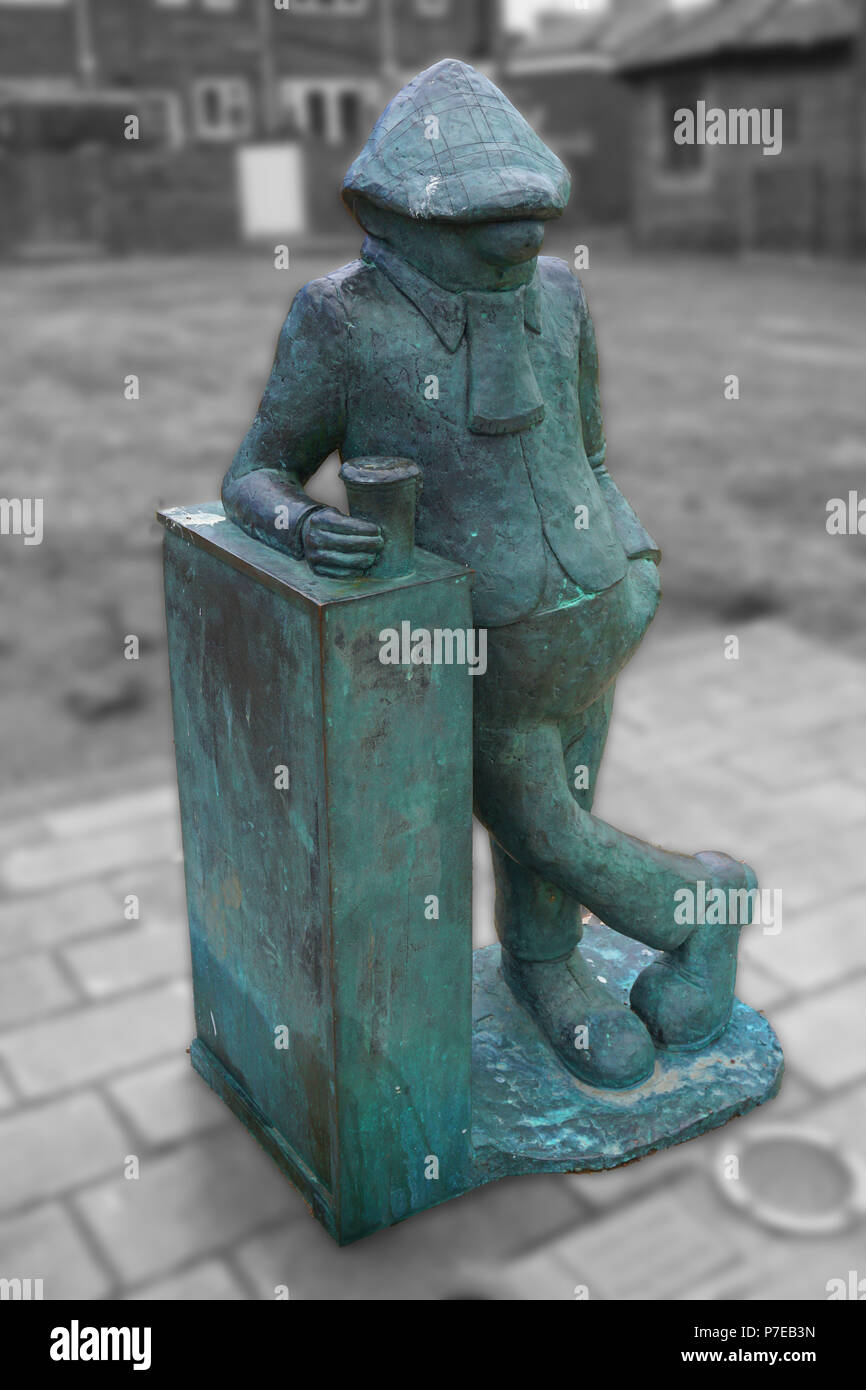 Reg Smythe Andy Capp Statue Hartlepool Headland England Stock Photo - Alamy
