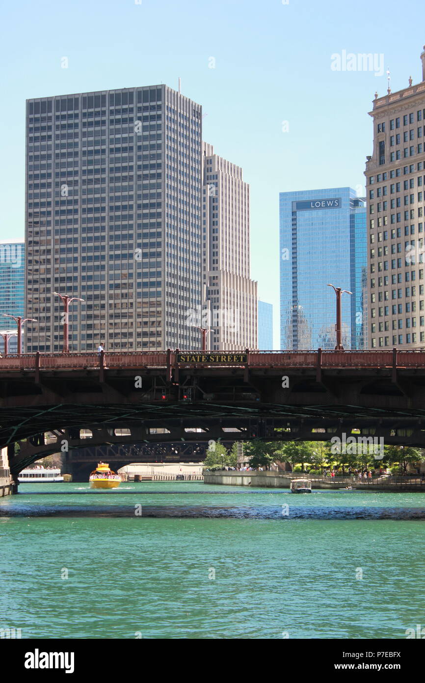 State Street Bridge scenery along the Chicago River at downtown Chicago ...