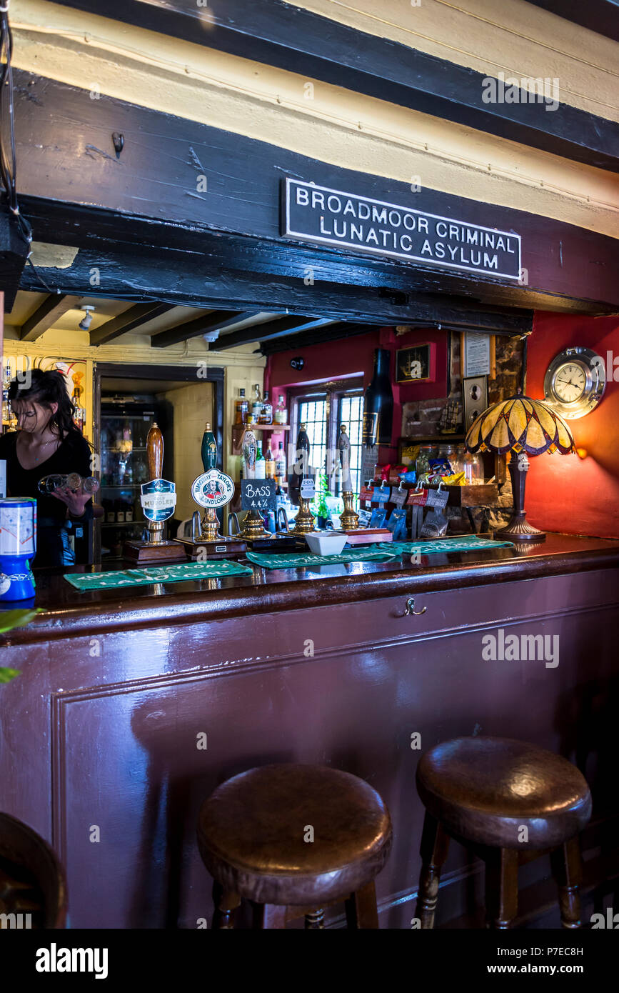 Nelson Arms, traditional pub, Castle street, Farnham, Surrey. England ...