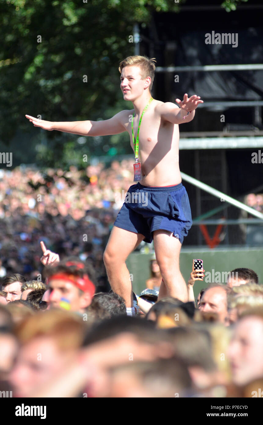 Crowd people cheering waving hi-res stock photography and images - Alamy