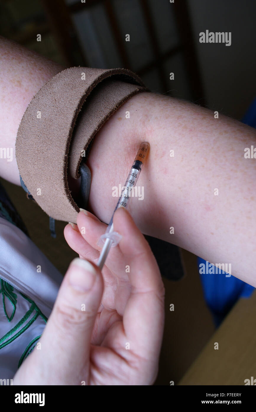 Heroin injection hi-res stock photography and images - Alamy