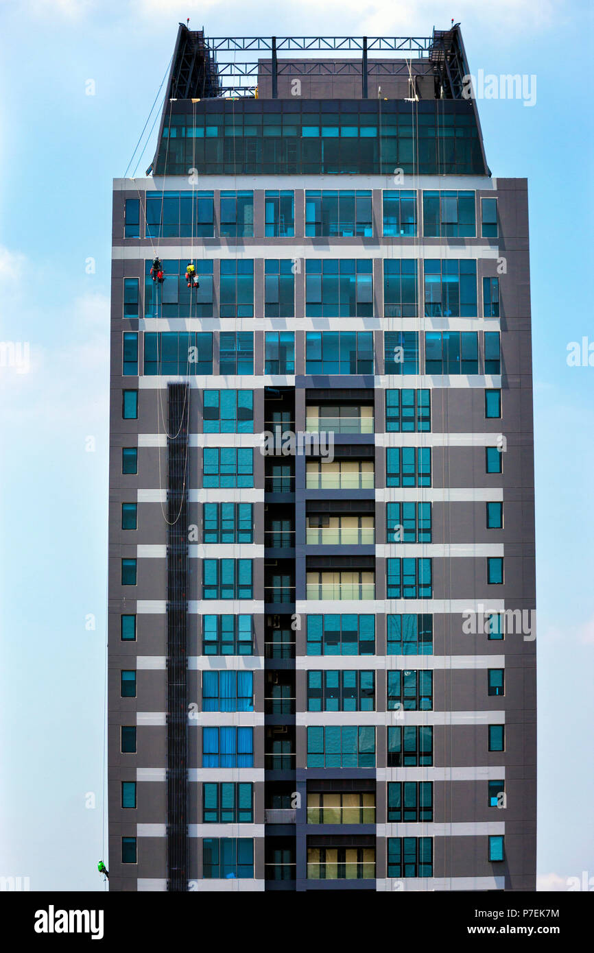 Construction workers working on high rise buildings in Bangkok ...