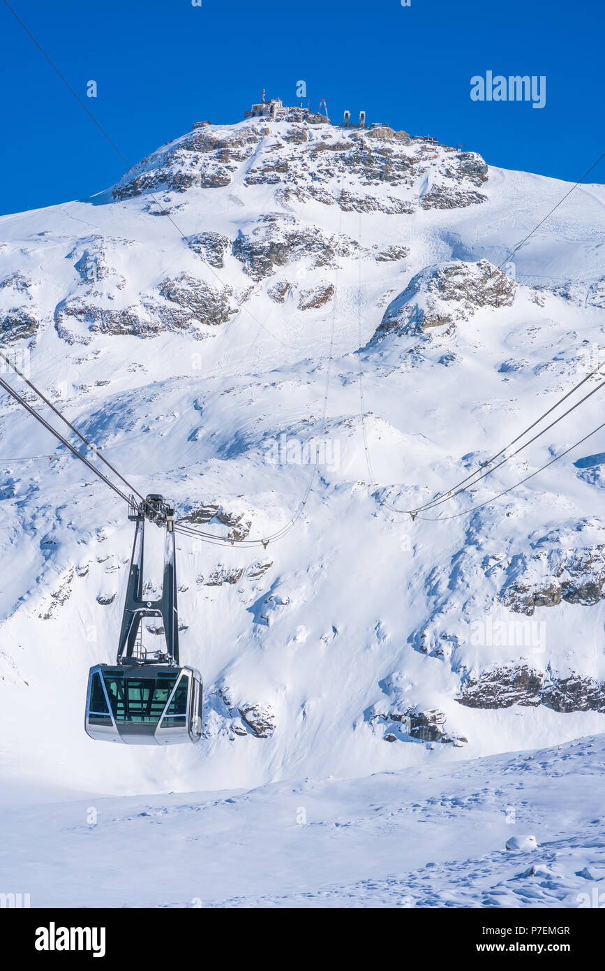 Ski gondola in Italian Alps arriving from Plateau Rosa in the Aosta ...