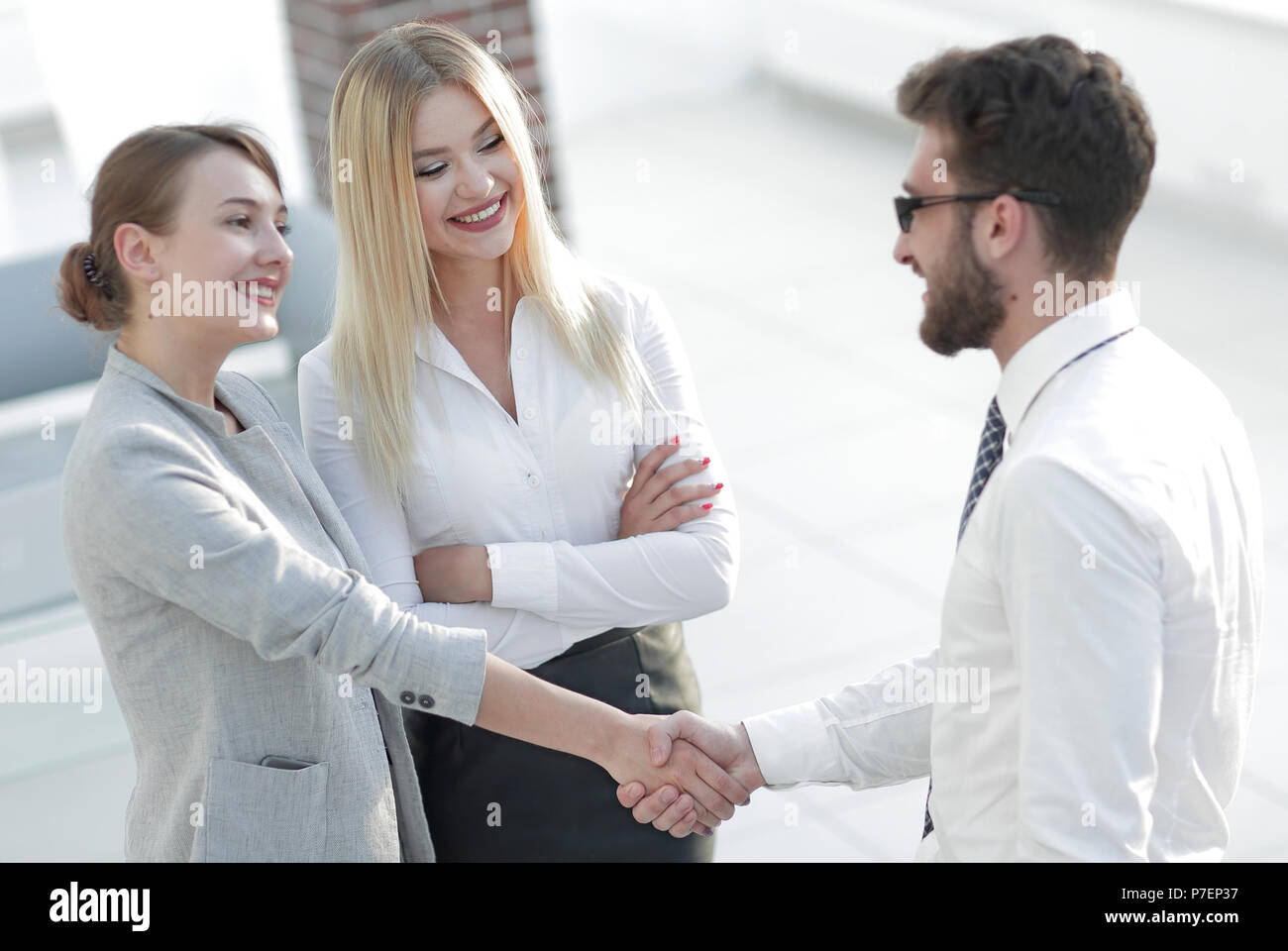 welcome and handshake of business partners Stock Photo - Alamy