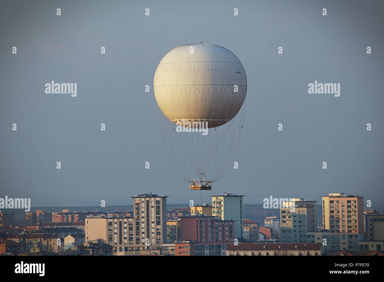 Balloon over city hi-res stock photography and images - Alamy