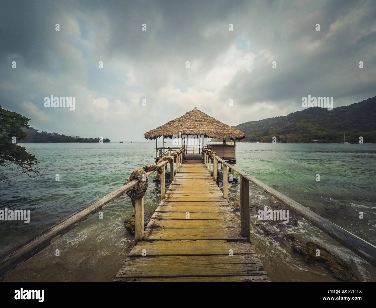 Wooden pier ocean hi-res stock photography and images - Alamy