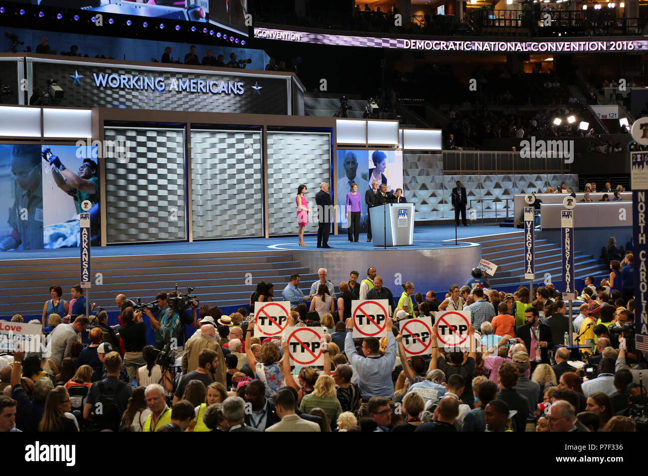 Dnc convention and 2016 hi-res stock photography and images - Alamy
