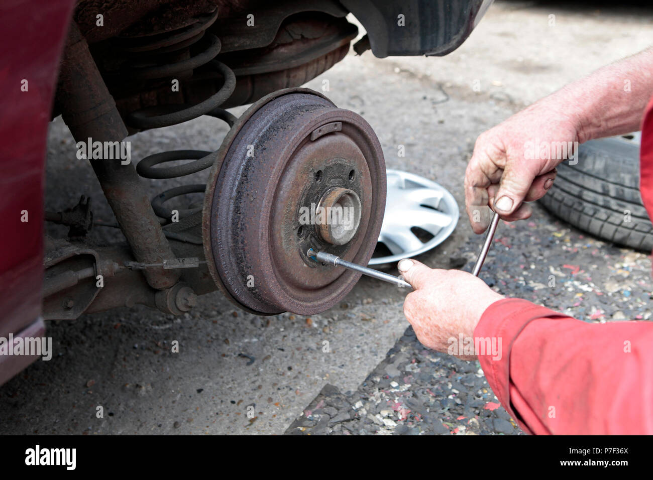 Cars mending hi-res stock photography and images - Alamy