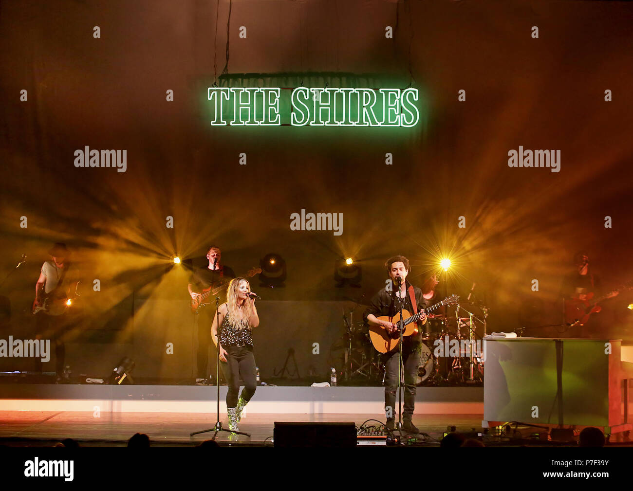 Ben earle and crissie rhodes hi-res stock photography and images - Alamy