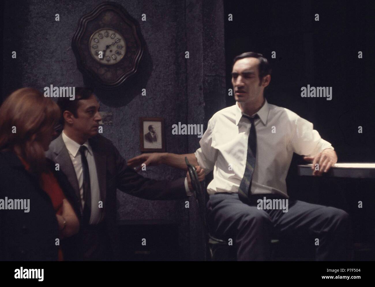 OSUNA , JOSE DIRECTOR DE TEATRO ESPAÑOL. DIRIGIENDO LA OBRA DE TEATRO ...