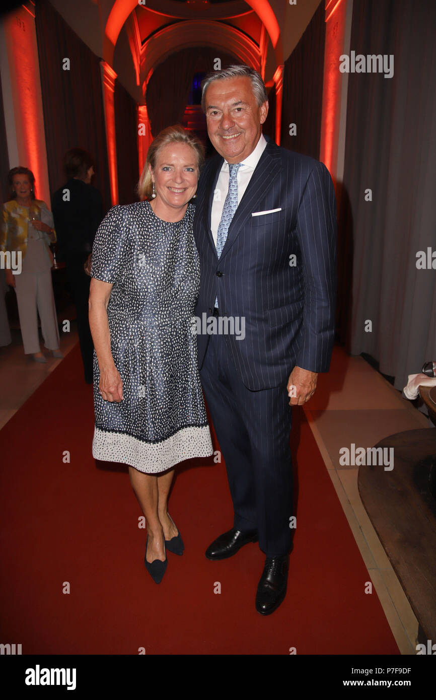 guests at the charity dinner Das kleine Herz im Zentrum (the small ...