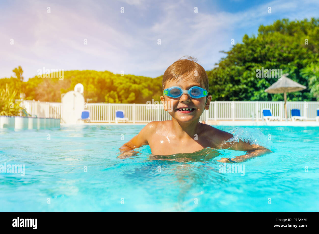 Kids standing swimming pool hi-res stock photography and images - Alamy