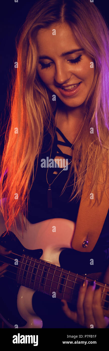 Female musicians hi-res stock photography and images - Alamy