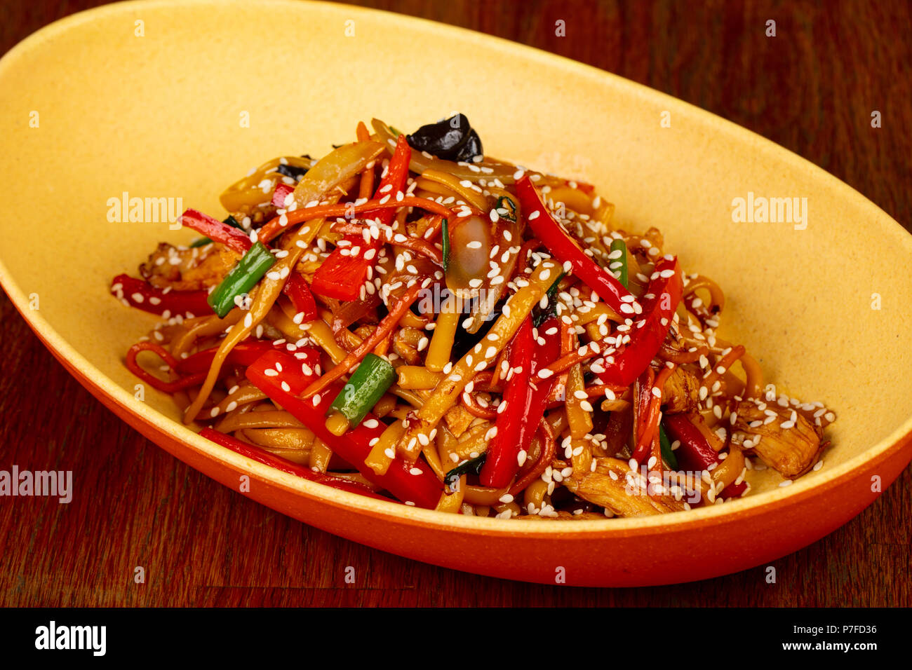 Wok noodle with chicken and vegetables Stock Photo - Alamy