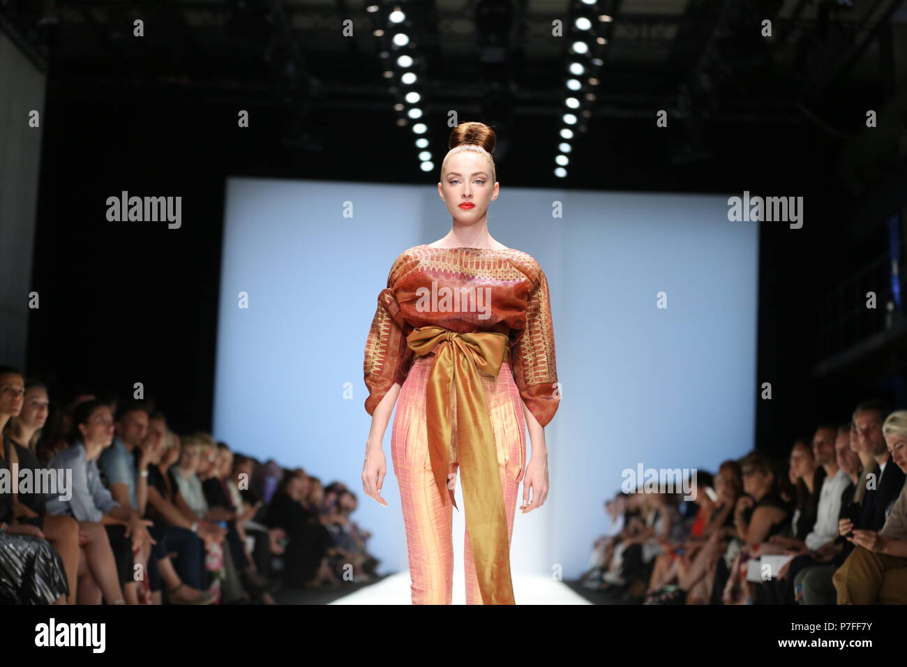 Berlin, Germany. 05th July, 2018. The photo shows models on the catwalk ...